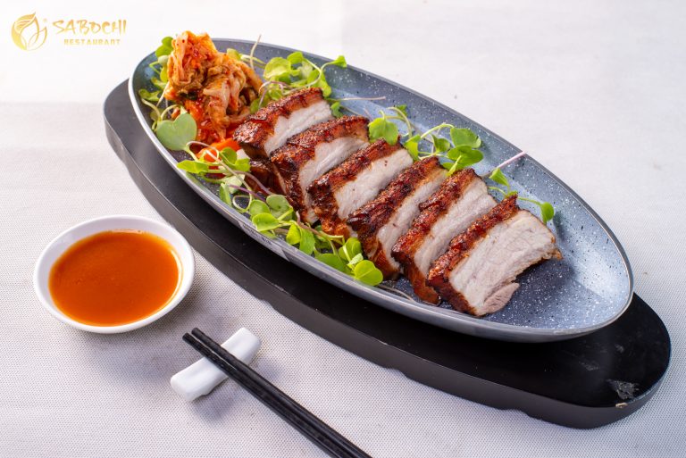 Ba chỉ quay giòn da – Nhà hàng Sabochi Quảng Bình